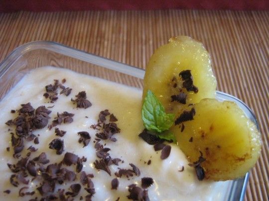 Postre cremoso de arroz índico, plátano, yogur y chocolate