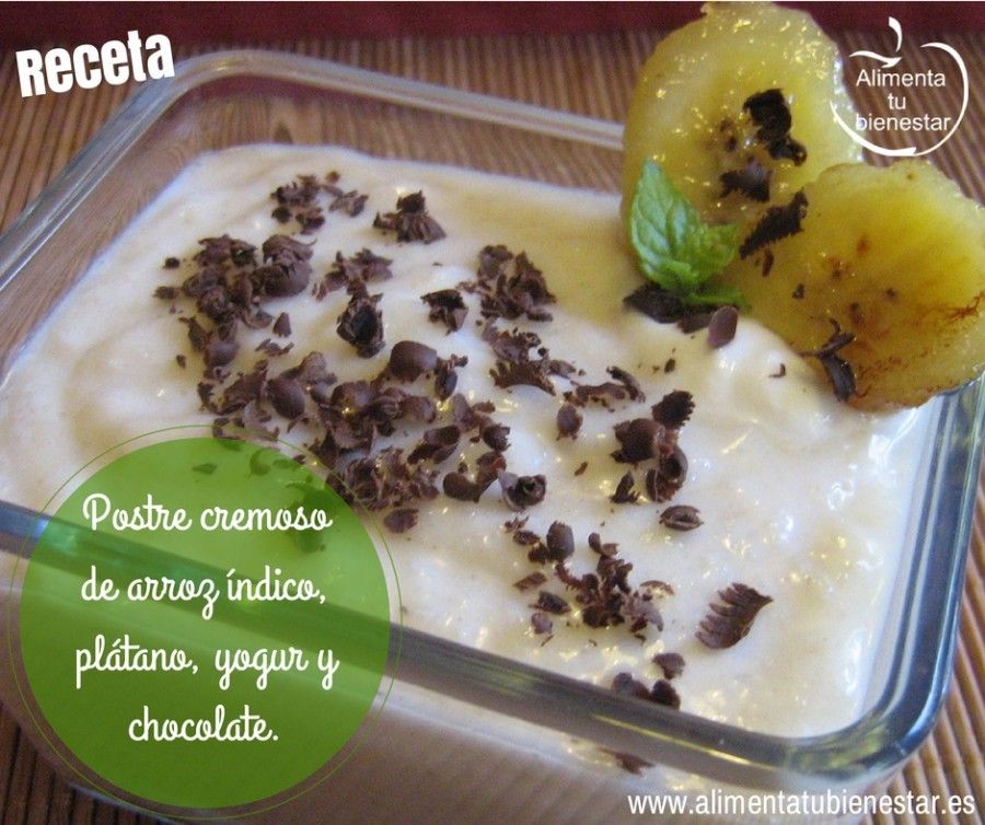 Postre cremoso de arroz índico, plátano, yogur y chocolate