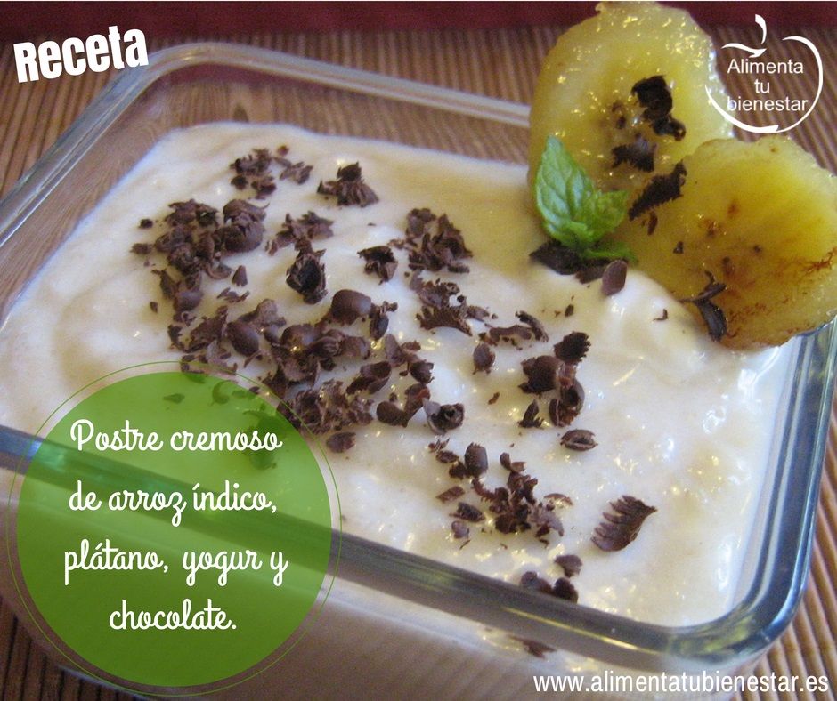 Postre cremoso de arroz índico, plátano, yogur y chocolate